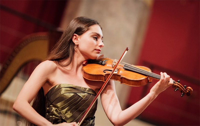 La violoniste aux chatons - Agora Francophone, l'information revitalisée